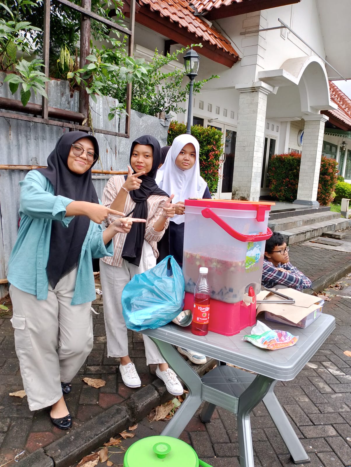 Isi Ruang Ketiga dengan Danusan OSIS Prayatna Maitri - Diyarko.Com